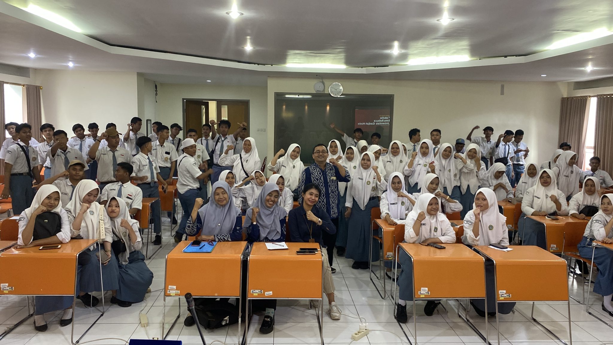 THE VISIT OF SMA WACHID HASYIM 1 SURABAYA – Faculty of Cultural Sciences