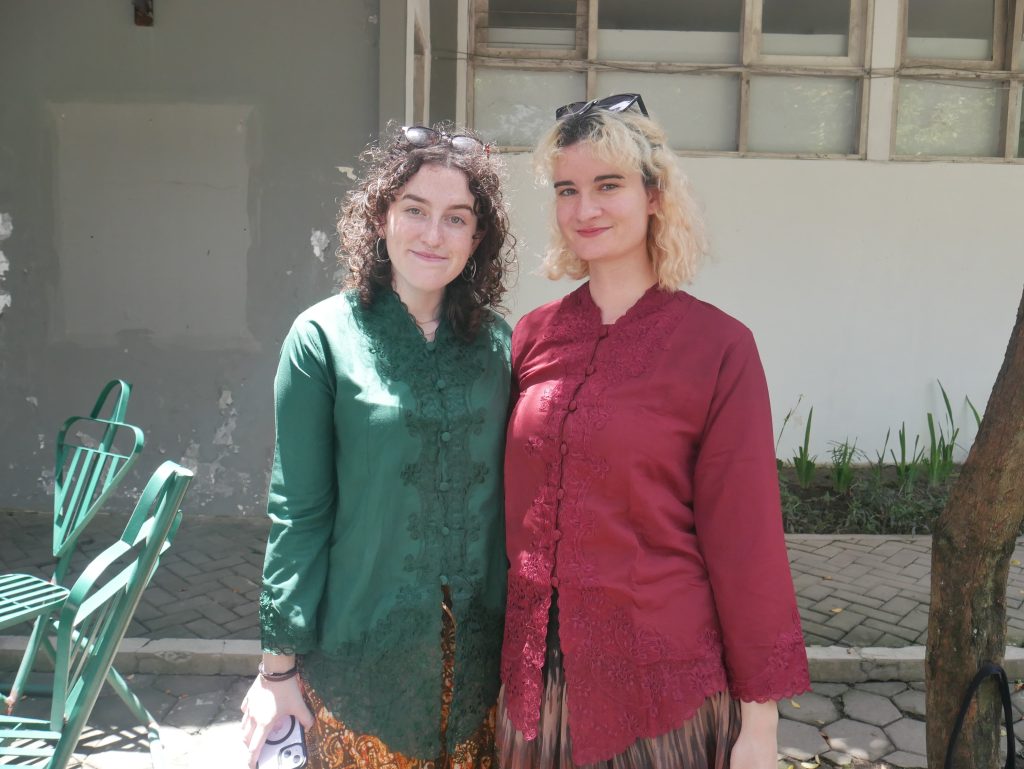 Penggunaan Batik dan Kebaya oleh Mahasiswa Internasional di Fakultas ...
