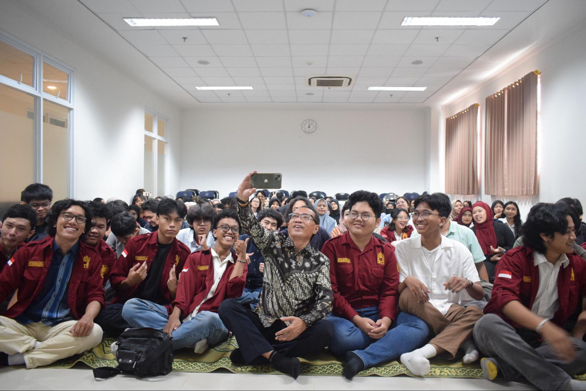 Career Talk: Diplomacy and Foreign Affairs bersama Drs. M. Wahid ...