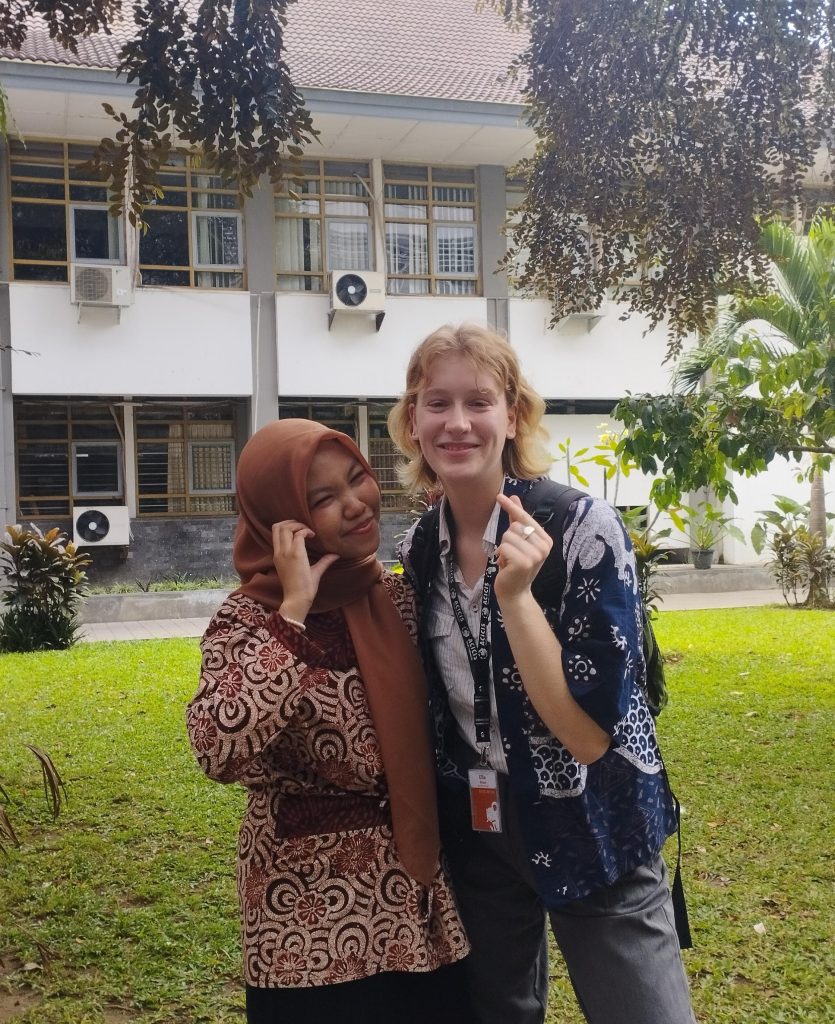 Menulis Lewat Hati: Perjalanan Kumala dari Sastra Arab ke Dunia Content Writing – FIB-UGM